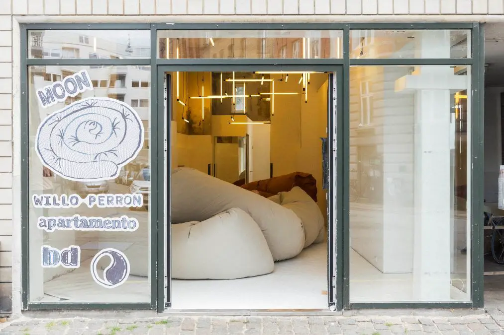 A BD Barcelona lança Sofá "Sausage" by Willo Perron . - Estórias Magazine